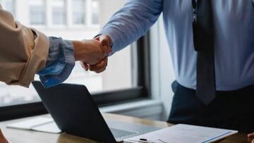 5 types of handshakes and their meanings