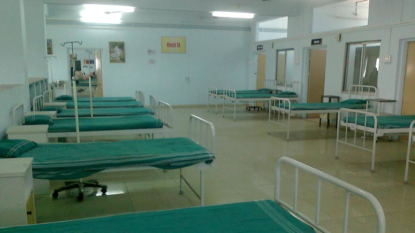 Doctors at Bihar hospital conduct surgery in torchlight | NewsBytes