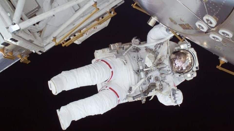 Bruce McCandless, first astronaut to fly untethered in space, dies ...