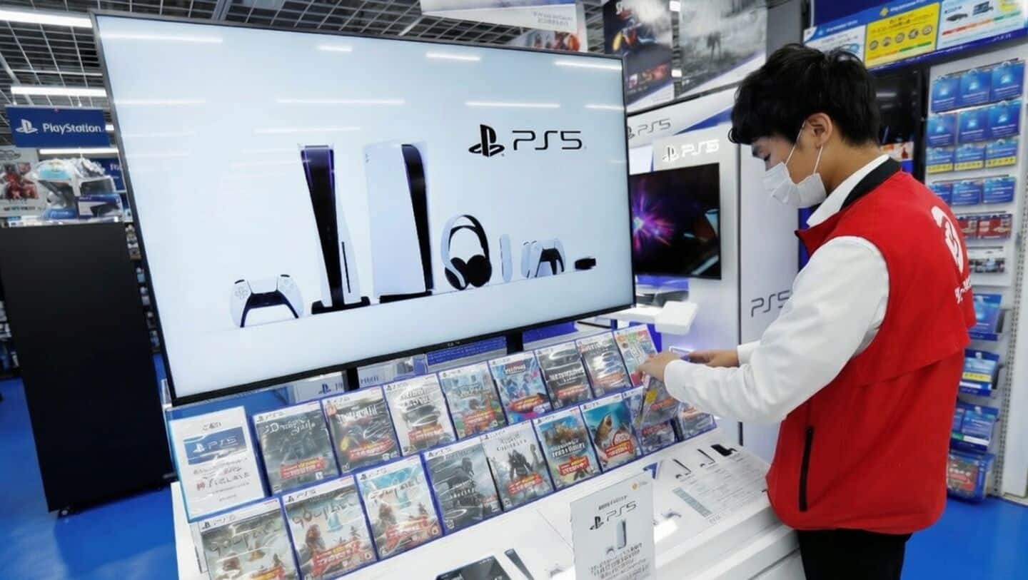 Sony forecasts 6% gaming sales decline, 30% profit rise