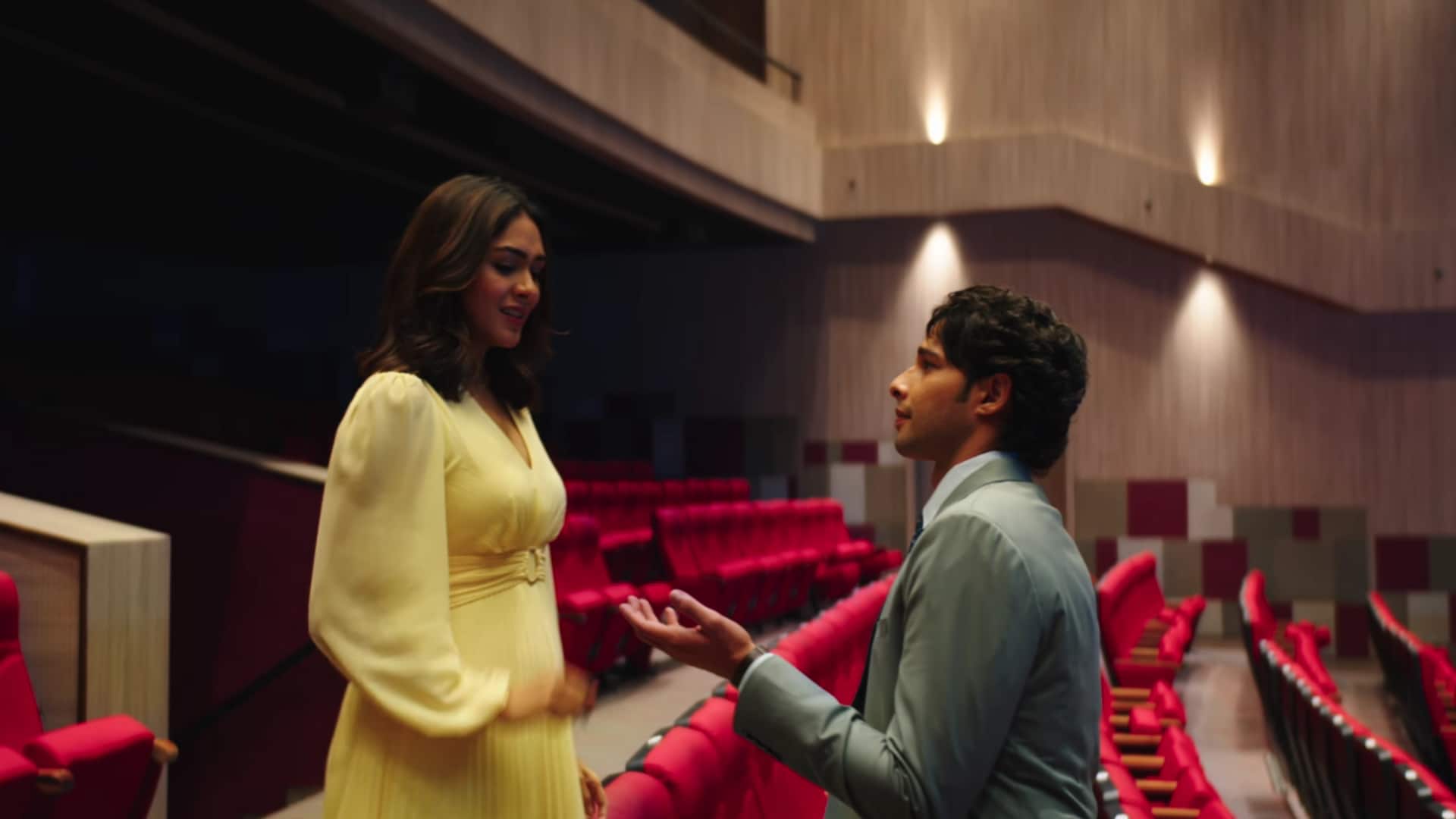 'Do Deewane Seher Mein' trailer: Siddhant-Mrunal explore imperfect romance