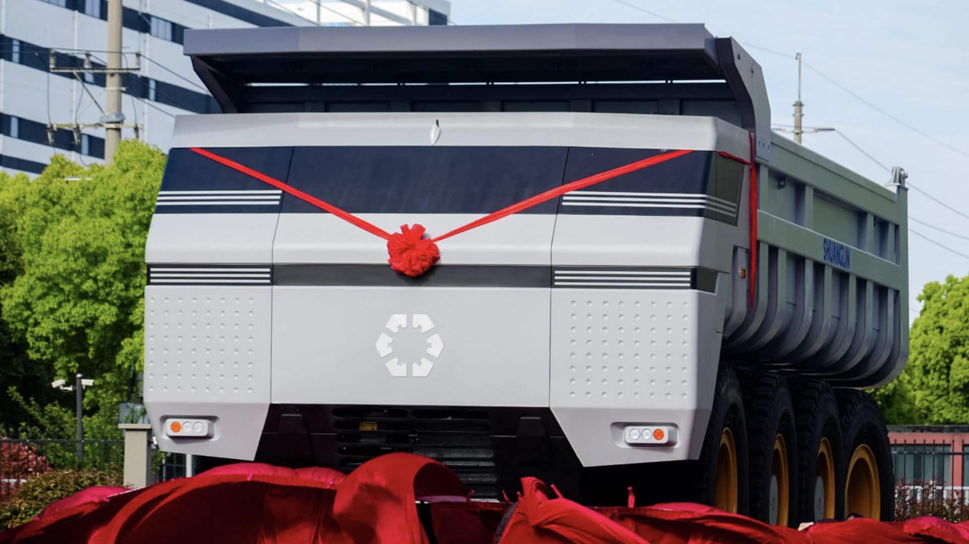 This driverless mining truck can move like a crab